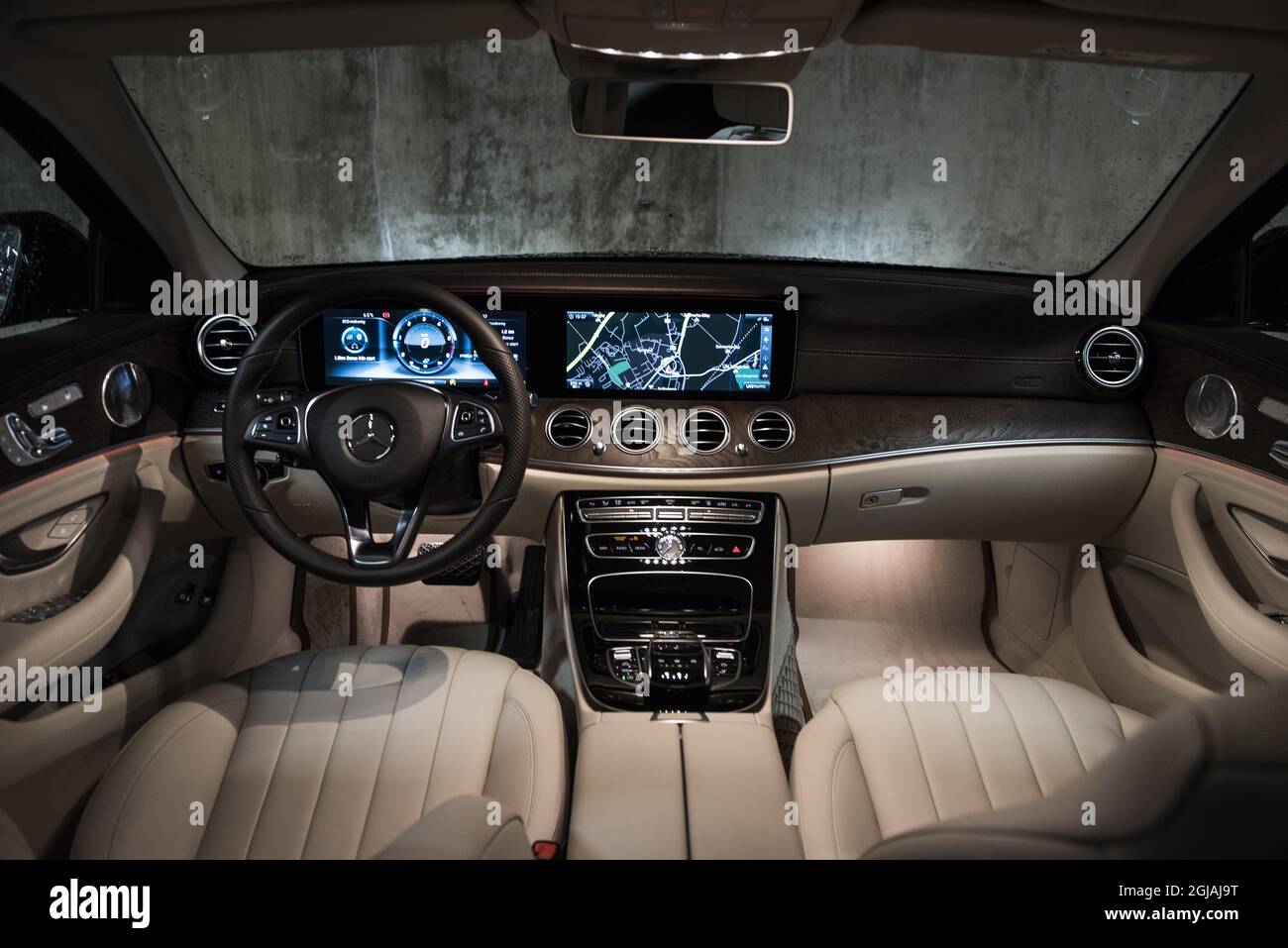 Mercedes-Benz E 220 d kombi road, traffic, cars, communication ...