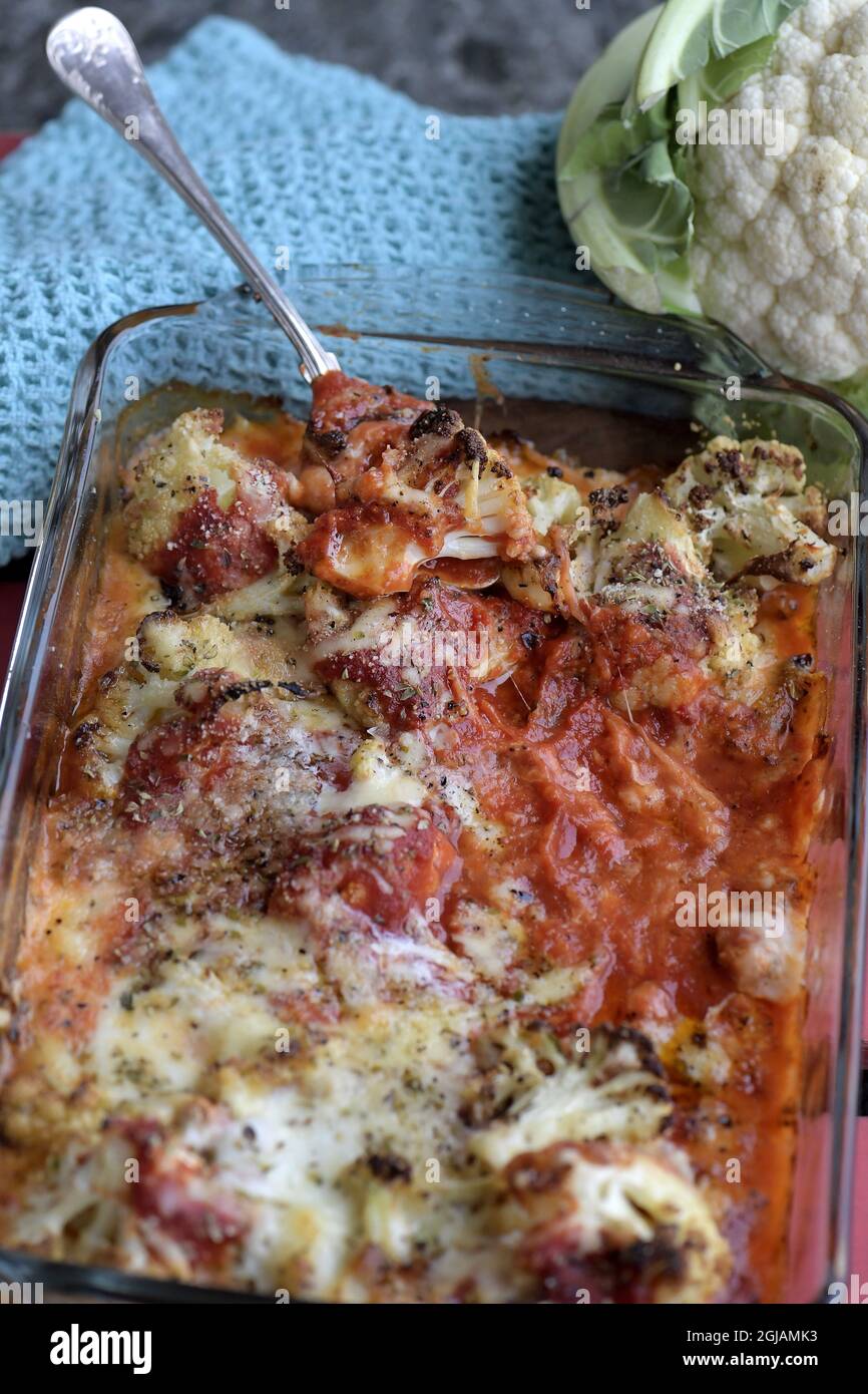 Gratin with med roasted cauliflower and tomatoe sauce Foto: Janerik ...