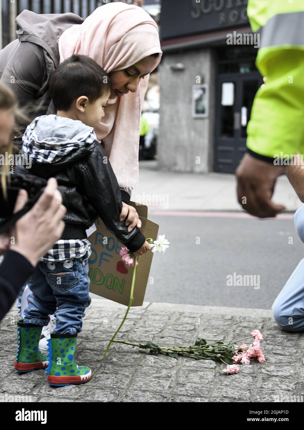 LONDON BRIDGE 20170604 Mourners laying flowers at the scene of the ... LONDON BRIDGE 20170604 Mourners laying flowers at the scene of the ...