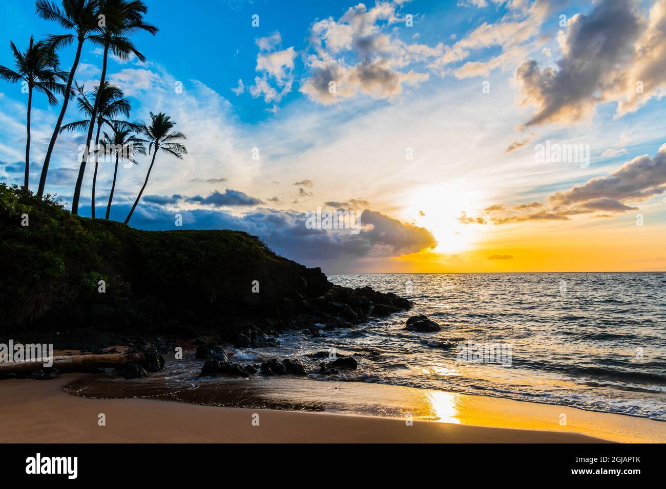 Sunset On The Shore of Ulua Beach, Wailea, Maui, Hawaii, USA Stock ...