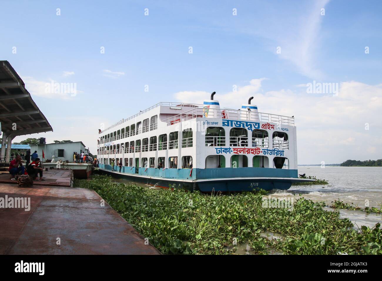 Riverside ferry terminal hi-res stock photography and images - Alamy