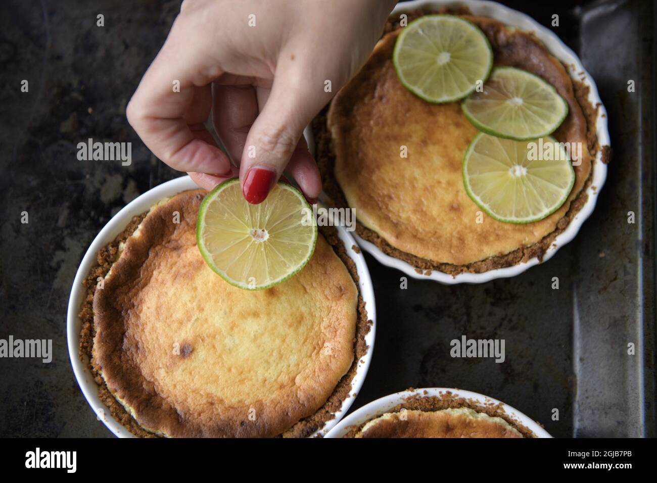 Key lime pie with pomegranate Foto: Jessica Gow / TT / kod 10070 Stock ...