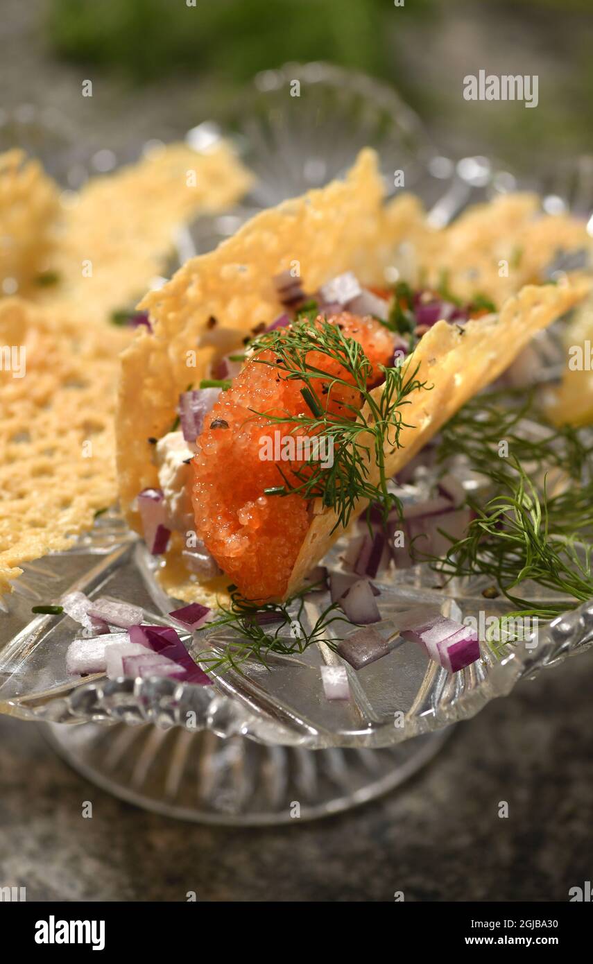 Tacos of cheese served with lettuce, smetana and red onions Foto ...