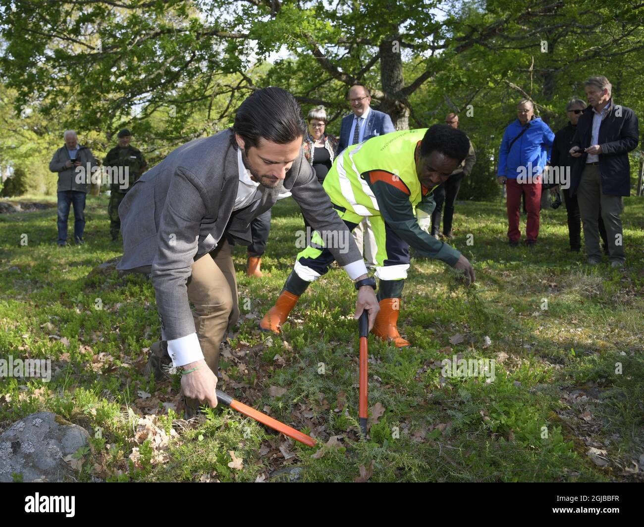 KUMMELON 2018-05-17 Prince Carl Philip is seen with immigrants working in outdoor jobs in ...