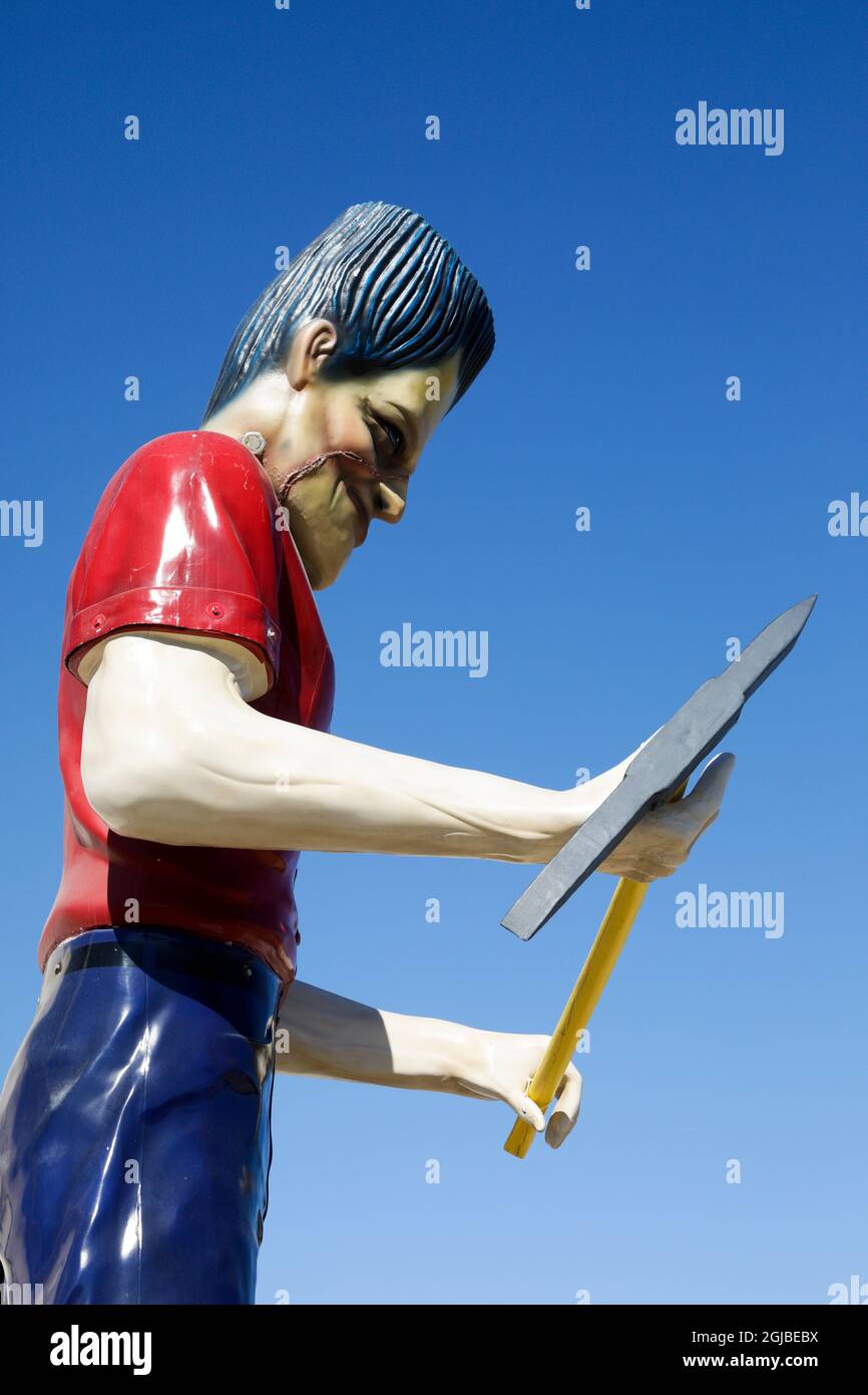 Giant statue of a Frankenstein's monster with a pickaxe, Tucson ...