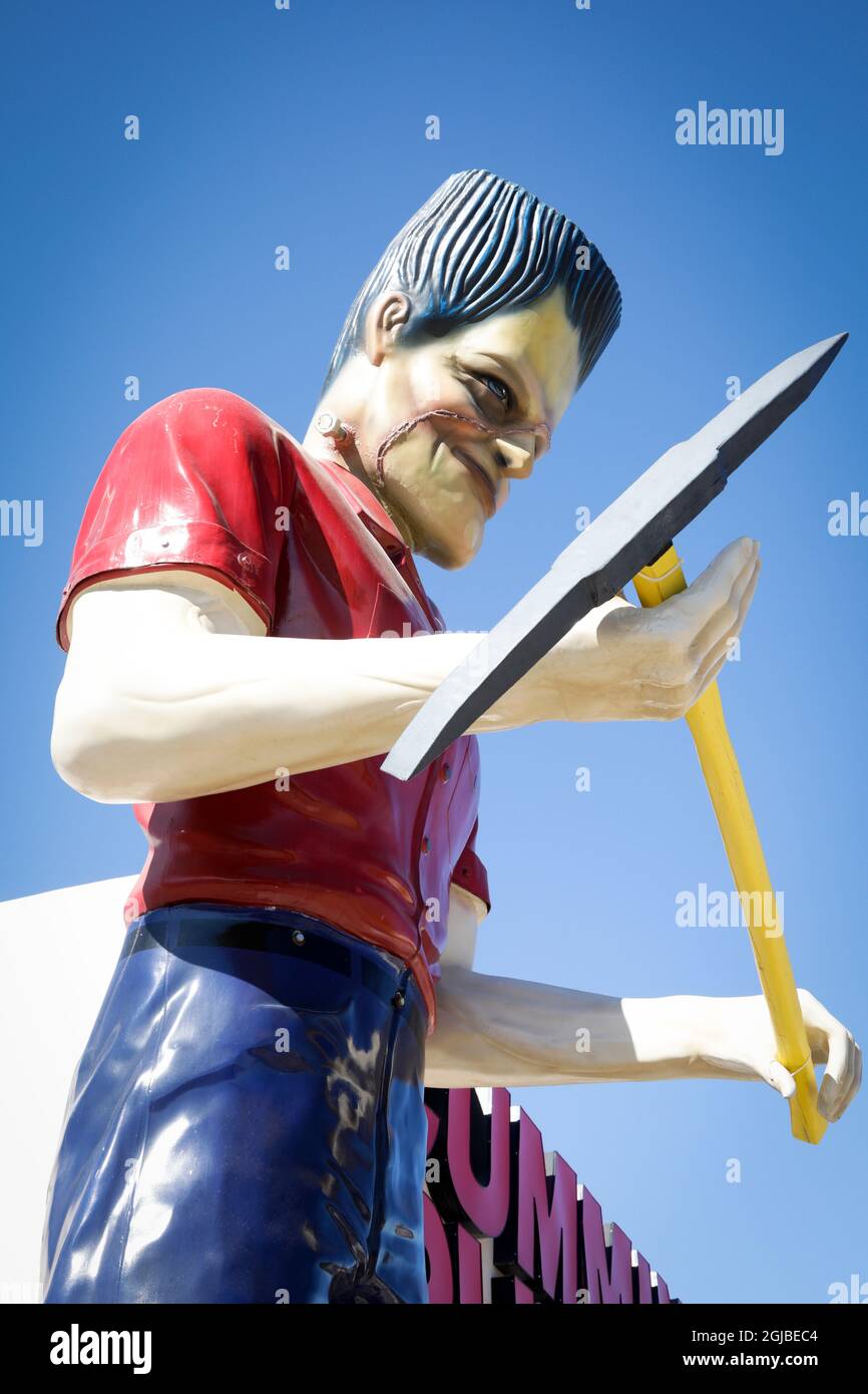 Giant statue of a Frankenstein's monster with a pickaxe, Tucson ...