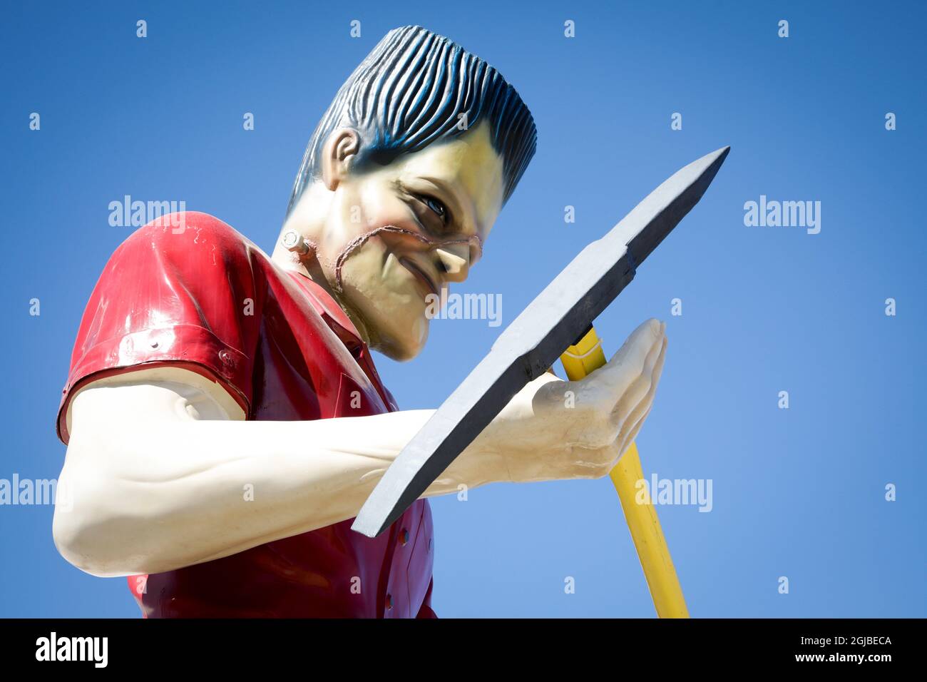 Giant statue of a Frankenstein's monster with a pickaxe, Tucson ...