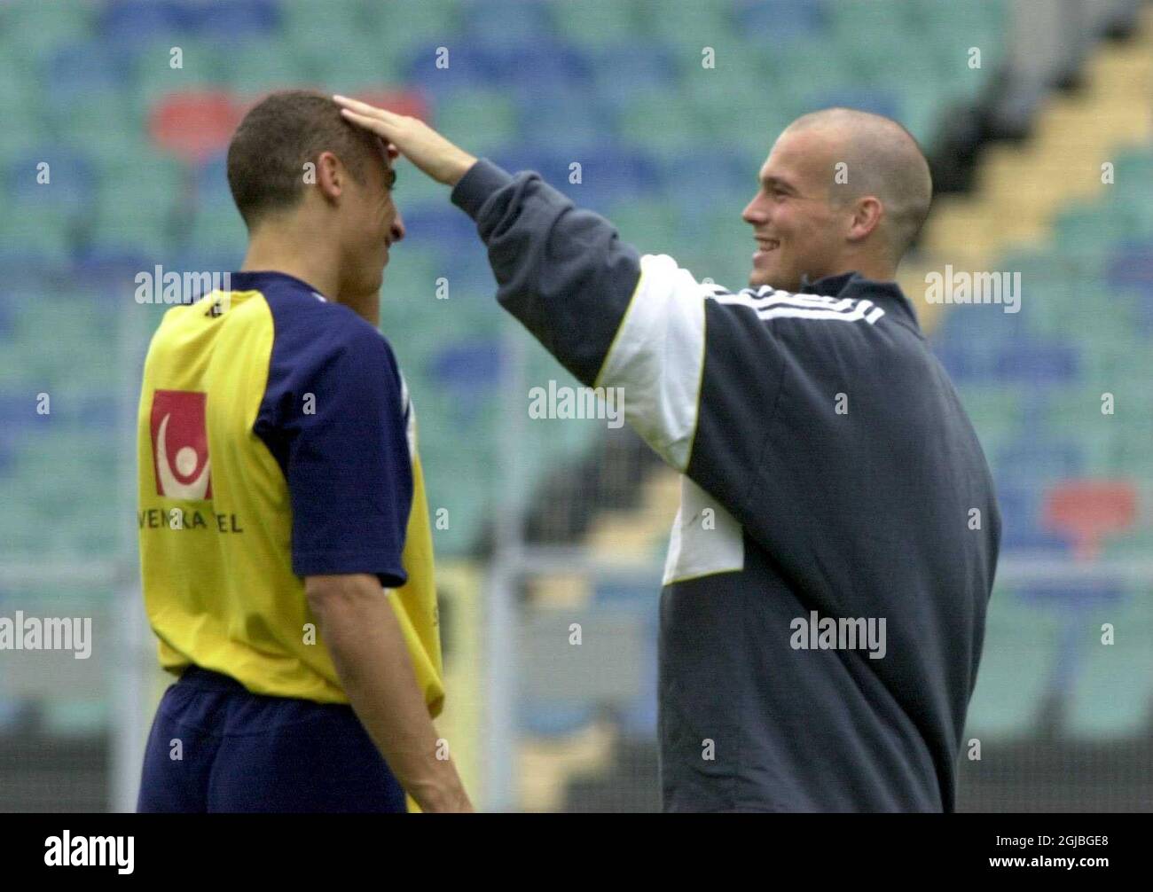 Sweden's Fredrik Ljungberg (r) has a feel of teammate Henrik Larsson's ...