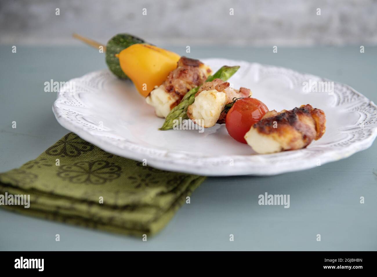 Grill brochette with bacon wrapped halloumi Foto: Jessica Gow / TT ...