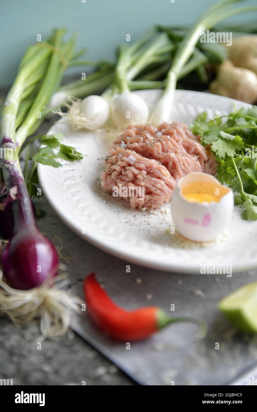 Chicken patty eggs Foto: Jessica Gow / TT / kod 10070 Stock Photo - Alamy
