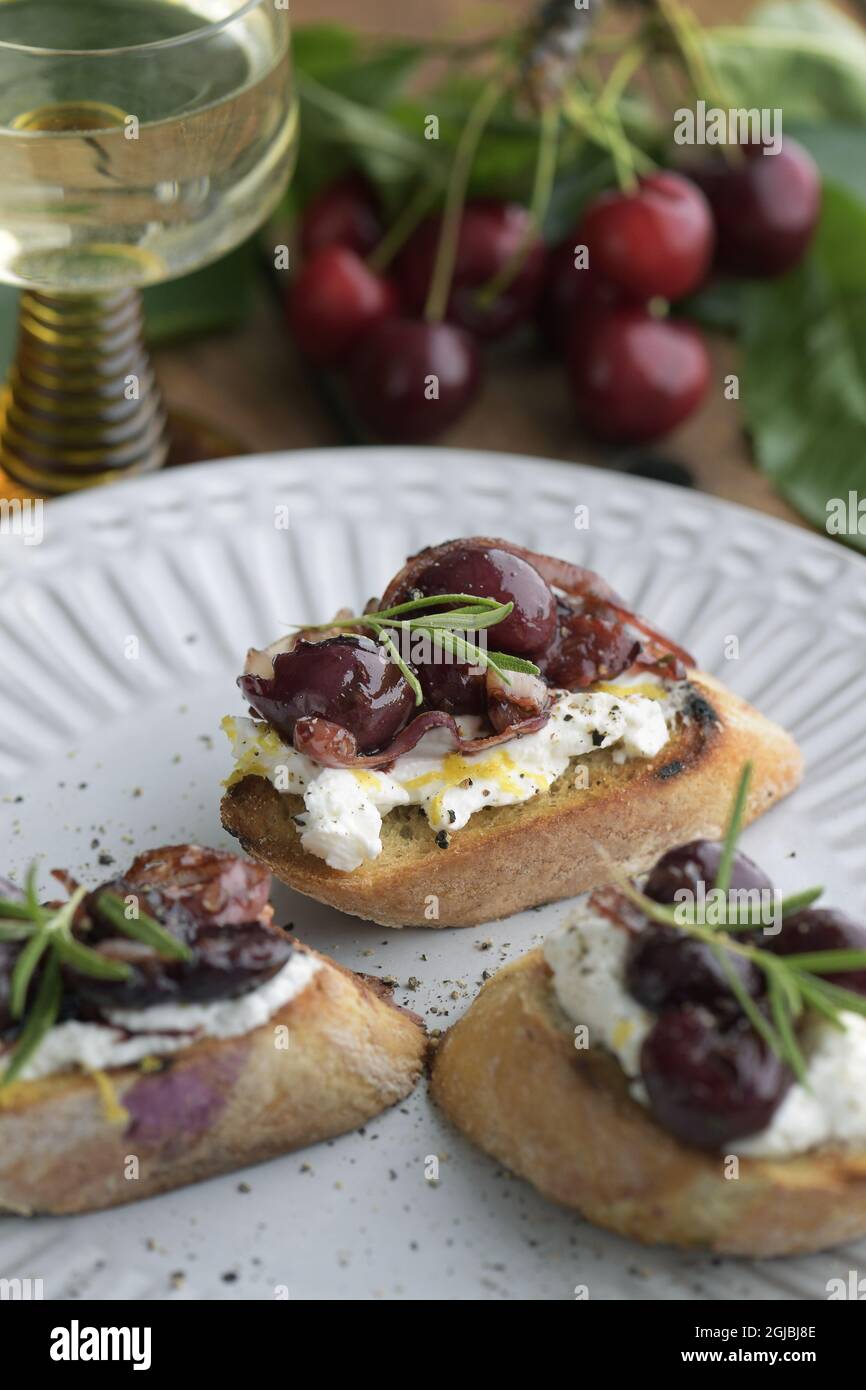 Cherry bruschetta wiith rosemary and goat cheese . Foto: Janerik ...