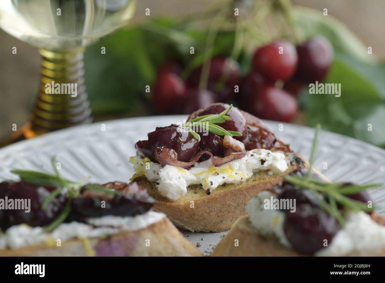 Cherry bruschetta wiith rosemary and goat cheese . Foto: Janerik ...