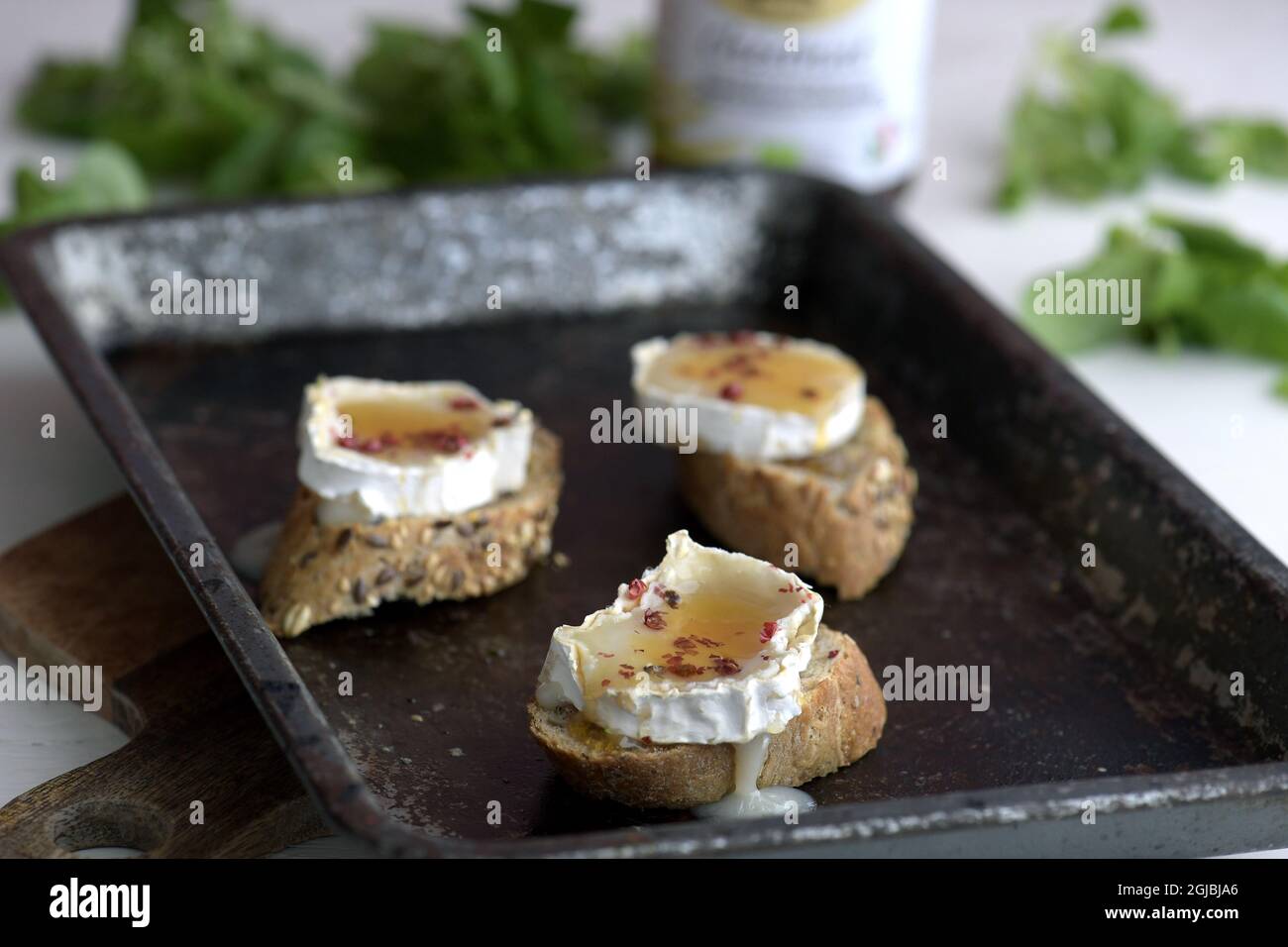 Toast with chèvre, chestnut honey and rosé pepper Foto: Janerik ...