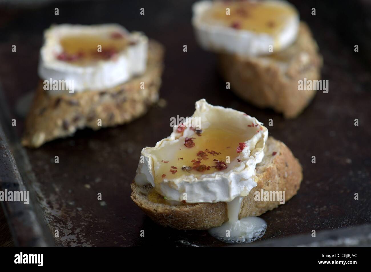 Toast with chèvre, chestnut honey and rosé pepper Foto: Janerik ...