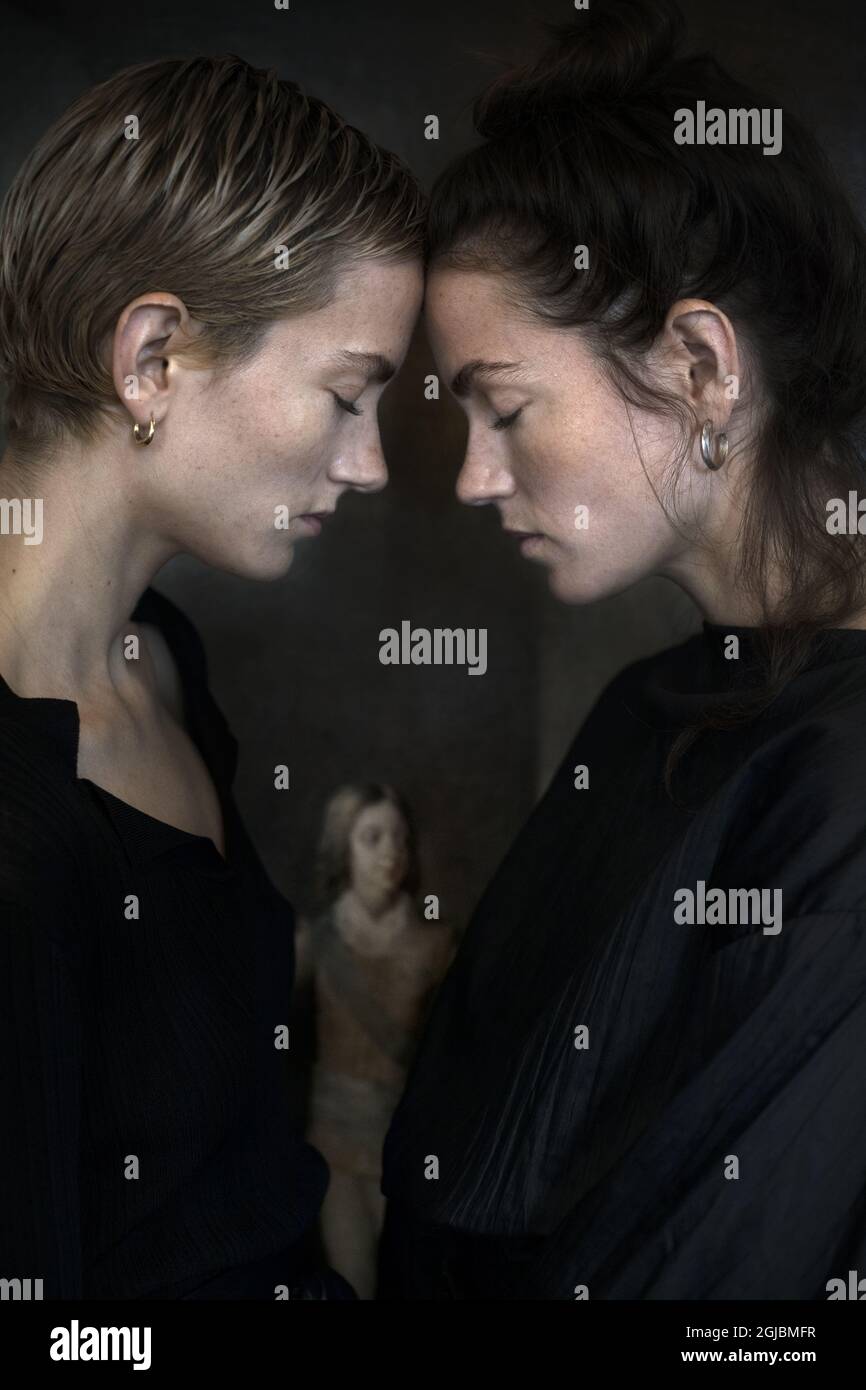 Miranda and Elektra Kilbey, Australian-Swedish twins, in the duo "Say ...