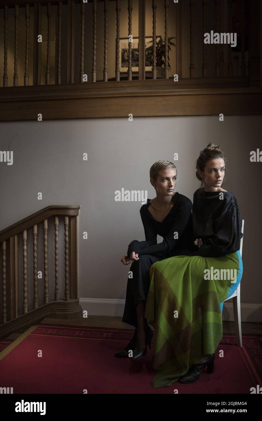 Miranda and Elektra Kilbey, Australian-Swedish twins, in the duo "Say ...