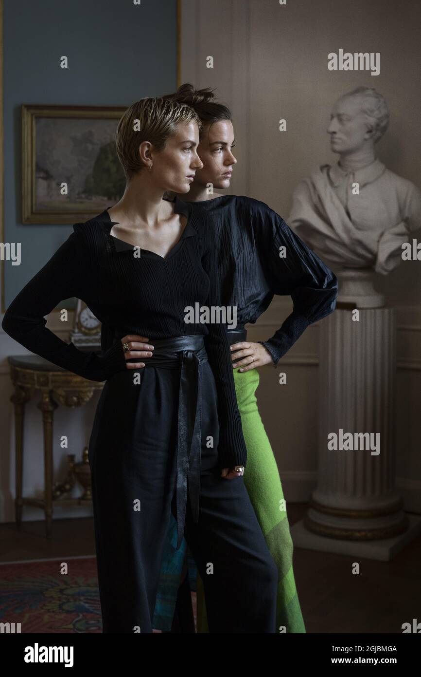 Miranda and Elektra Kilbey, Australian-Swedish twins, in the duo "Say ...
