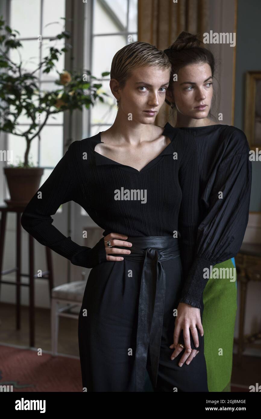 Miranda and Elektra Kilbey, Australian-Swedish twins, in the duo "Say ...