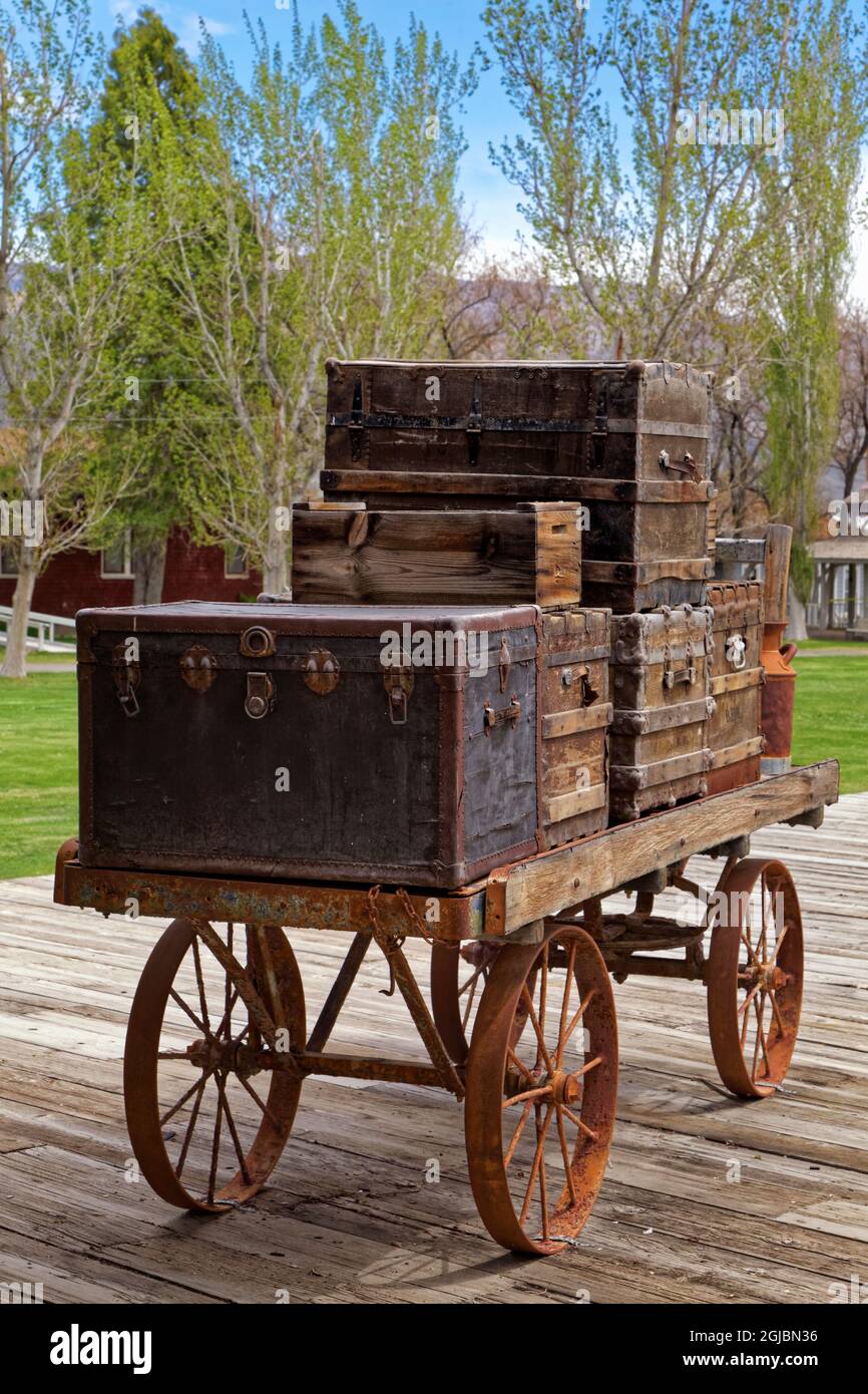 Loaded wagon hi-res stock photography and images - Alamy