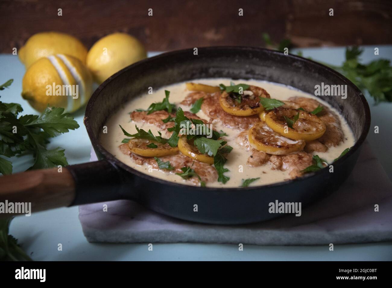 Chicken francese with lemon frying pan Foto: Jessica Gow / TT / kod ...
