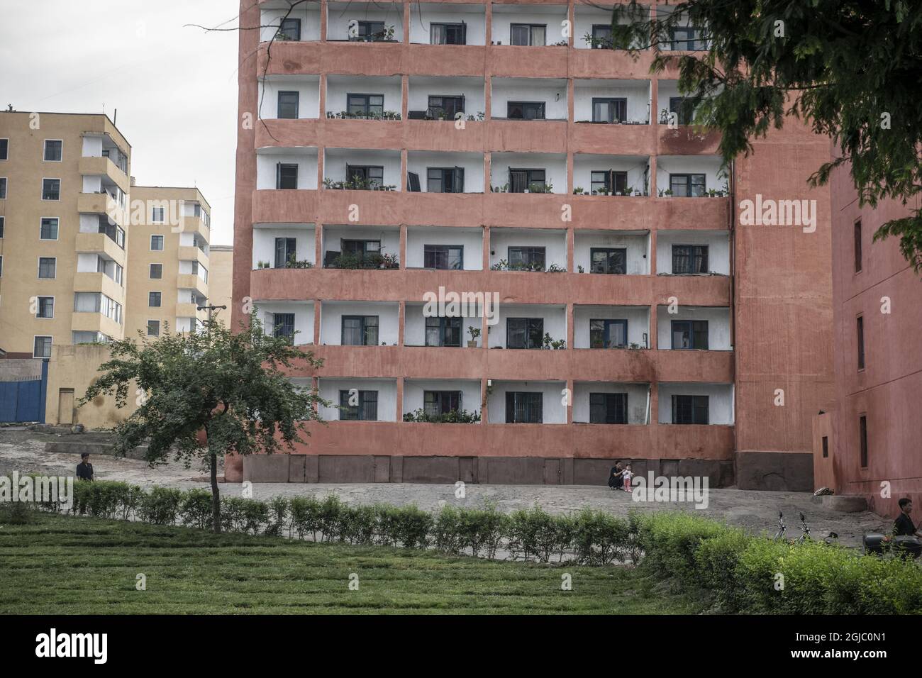 Housing area in Pyongyang North Korea photographed from a buss Foto ...