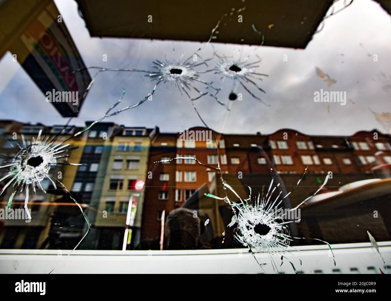 Bullet holes in window shooting arms guns violence Foto Hussein El ...