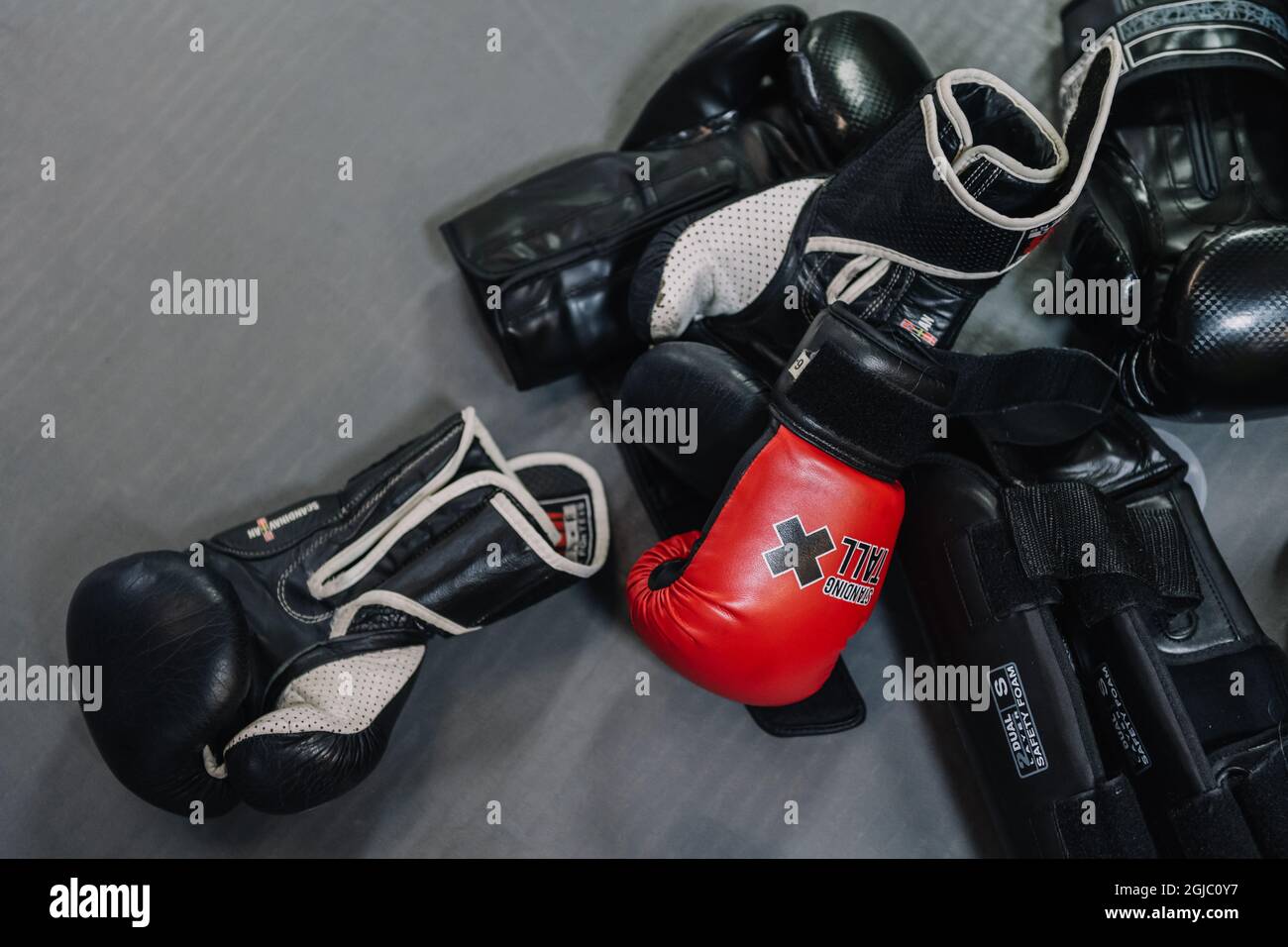 sport kung-fu boxing boxer exercise traing gloves Foto: Stina ...