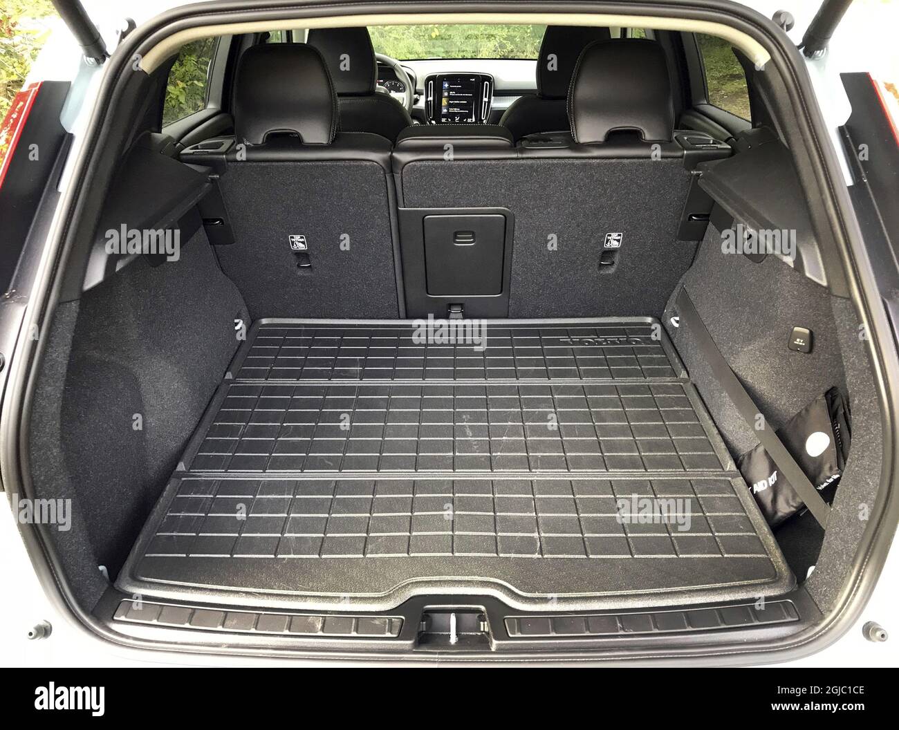 Volvo XC40 T3 car road, street communication, vehicle, transport manual ...