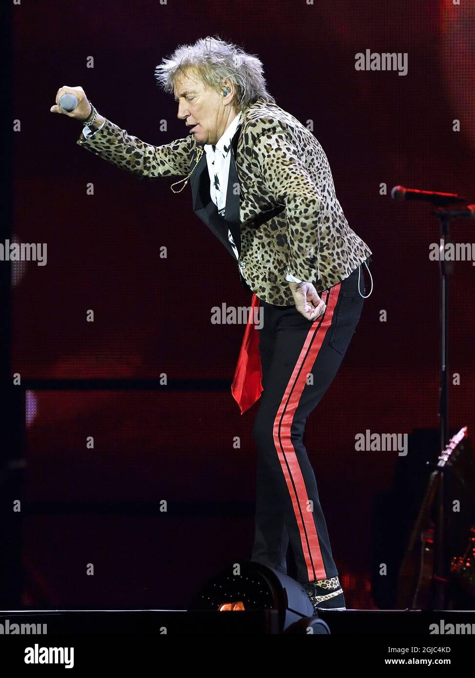 Rod stewart in concert hi-res stock photography and images - Alamy