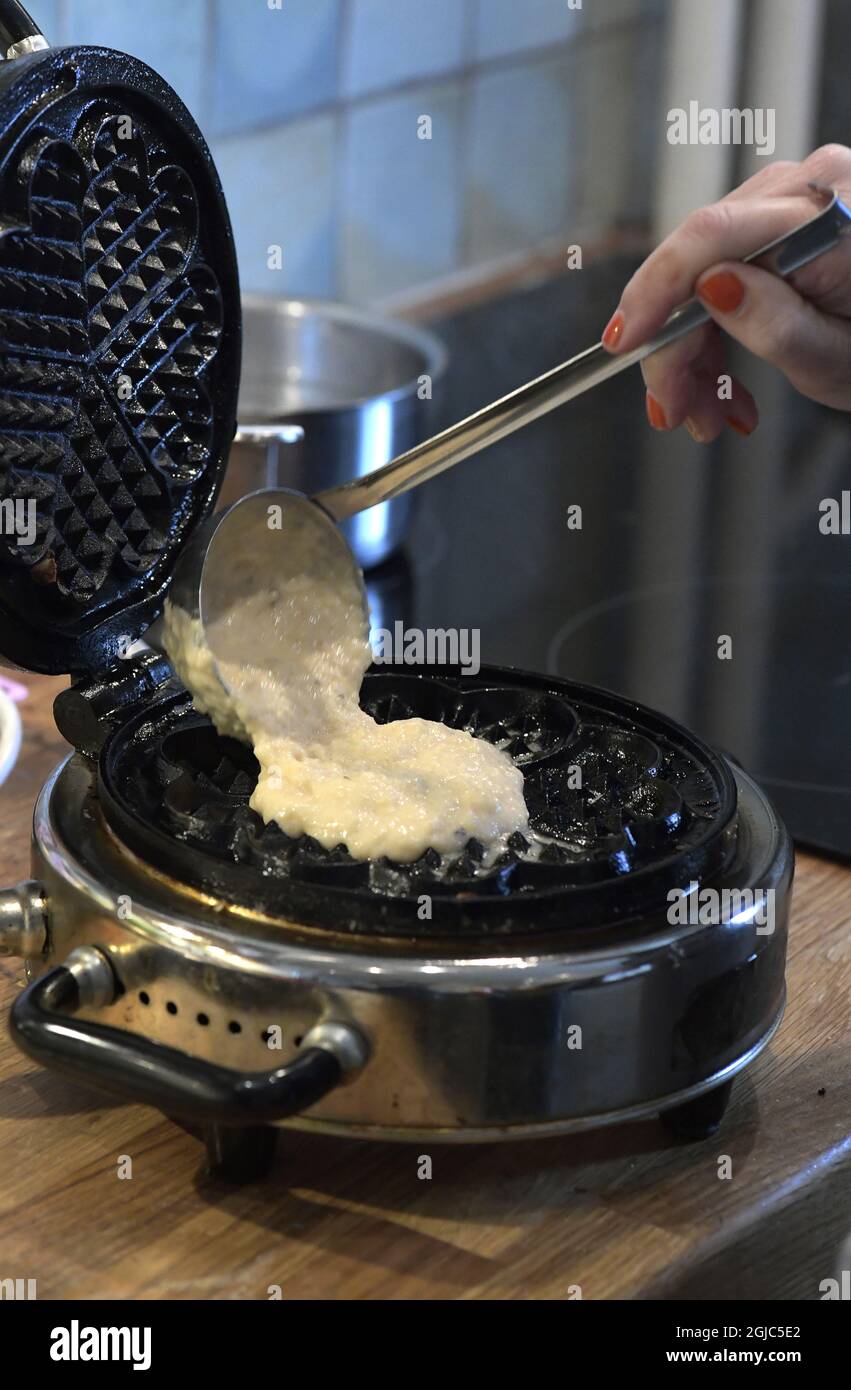 Baking of waffles in a waffle iron Foto: Janerik Henriksson / TT / kod ...