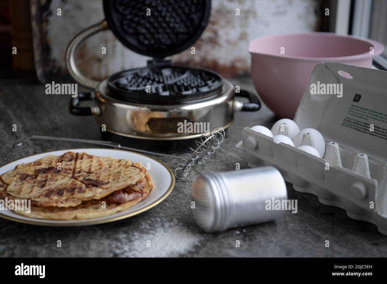 Baking of waffles in a waffle iron Foto: Janerik Henriksson / TT / kod ...