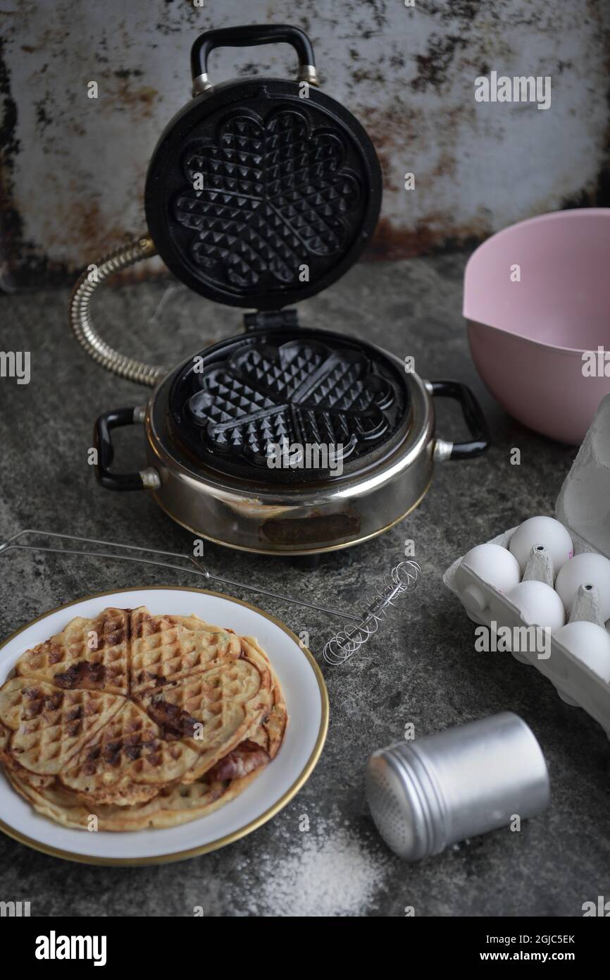 Baking of waffles in a waffle iron Foto: Janerik Henriksson / TT / kod ...
