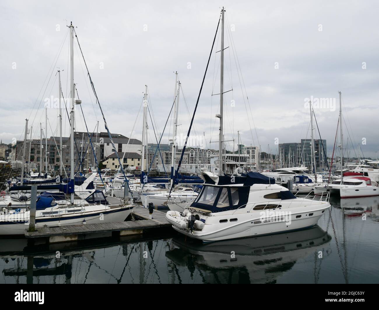Boats sutton harbour in plymouth hi-res stock photography and images ...