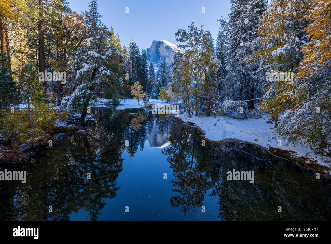 Merced River. Sentinel Bridge. Autumn first snow in Yosemite National ...