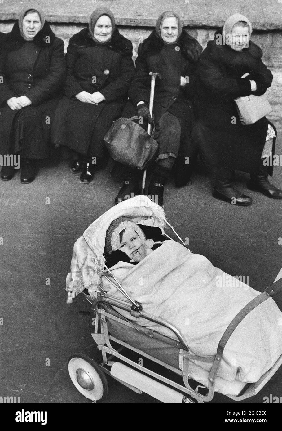 MOSKVA 1959 Barn i barnvagn. I bakgrunden nÃ¥gra "babushkor", mor- och ...