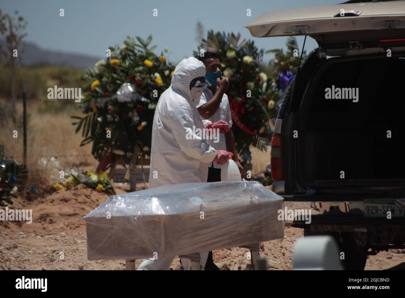 Covid funeral mother hi-res stock photography and images - Alamy