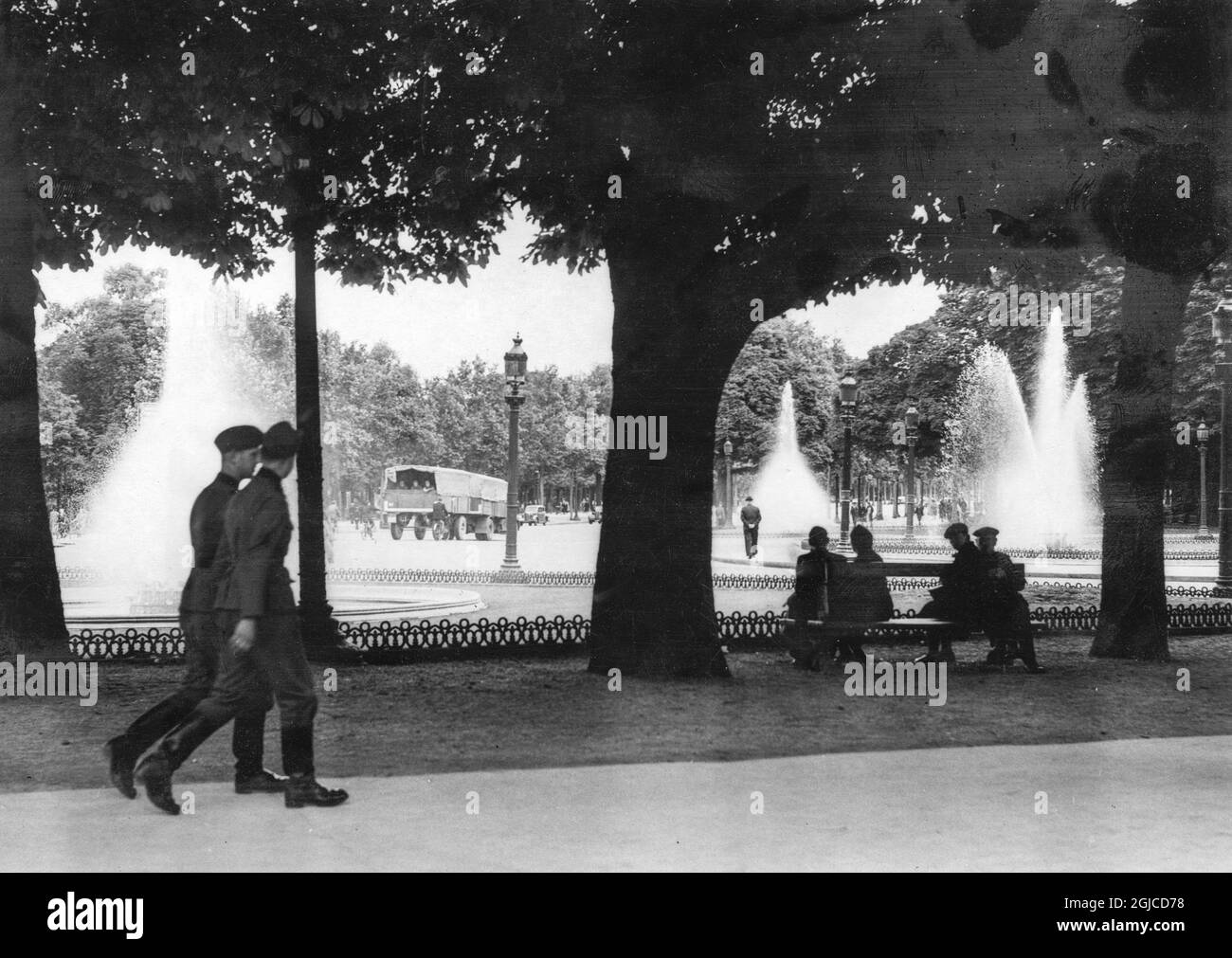 PARIS, FRANCE 1940-07-29 German soldiers stroll along the Fontaines du ...