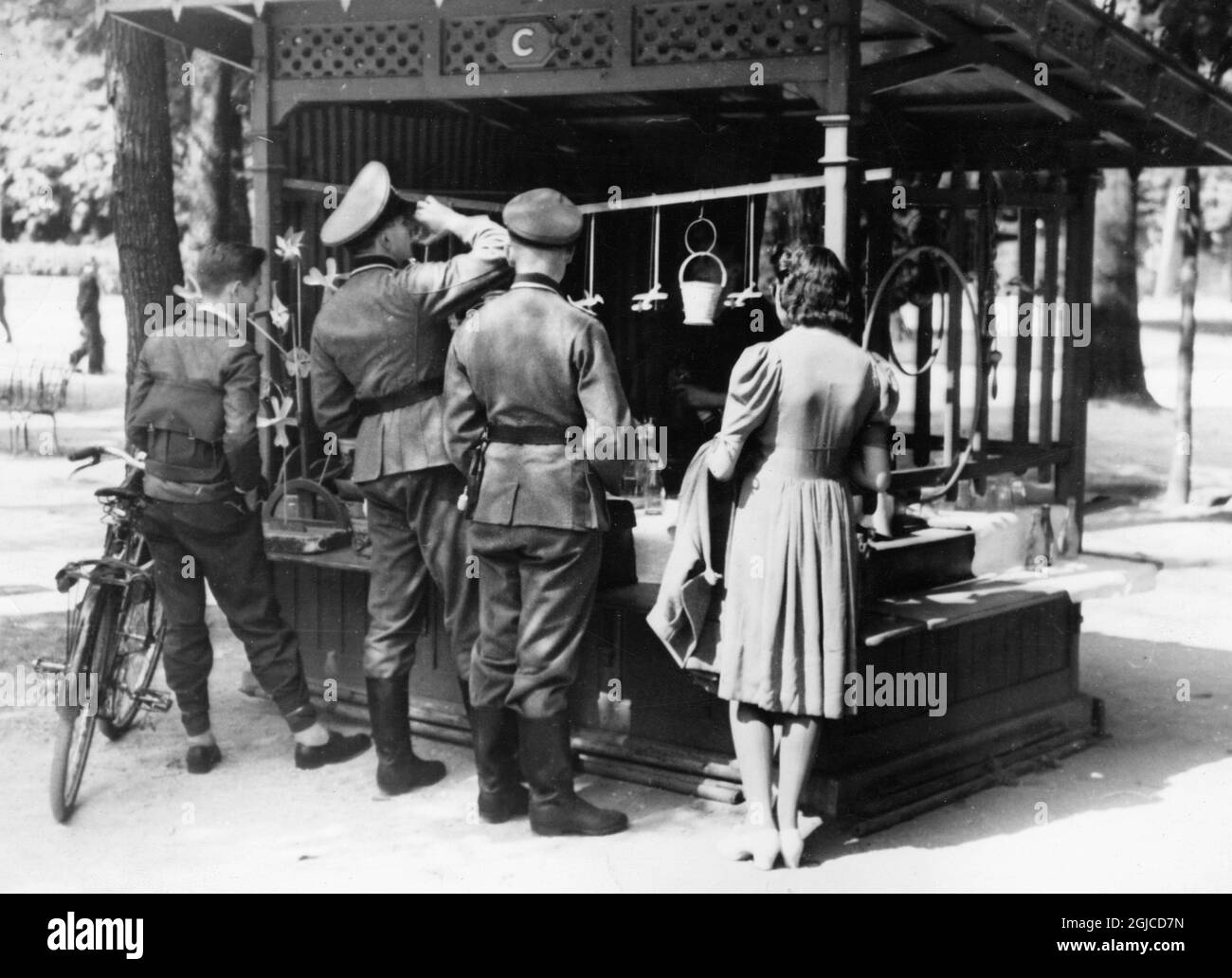Paris occupation second world war hi-res stock photography and images ...