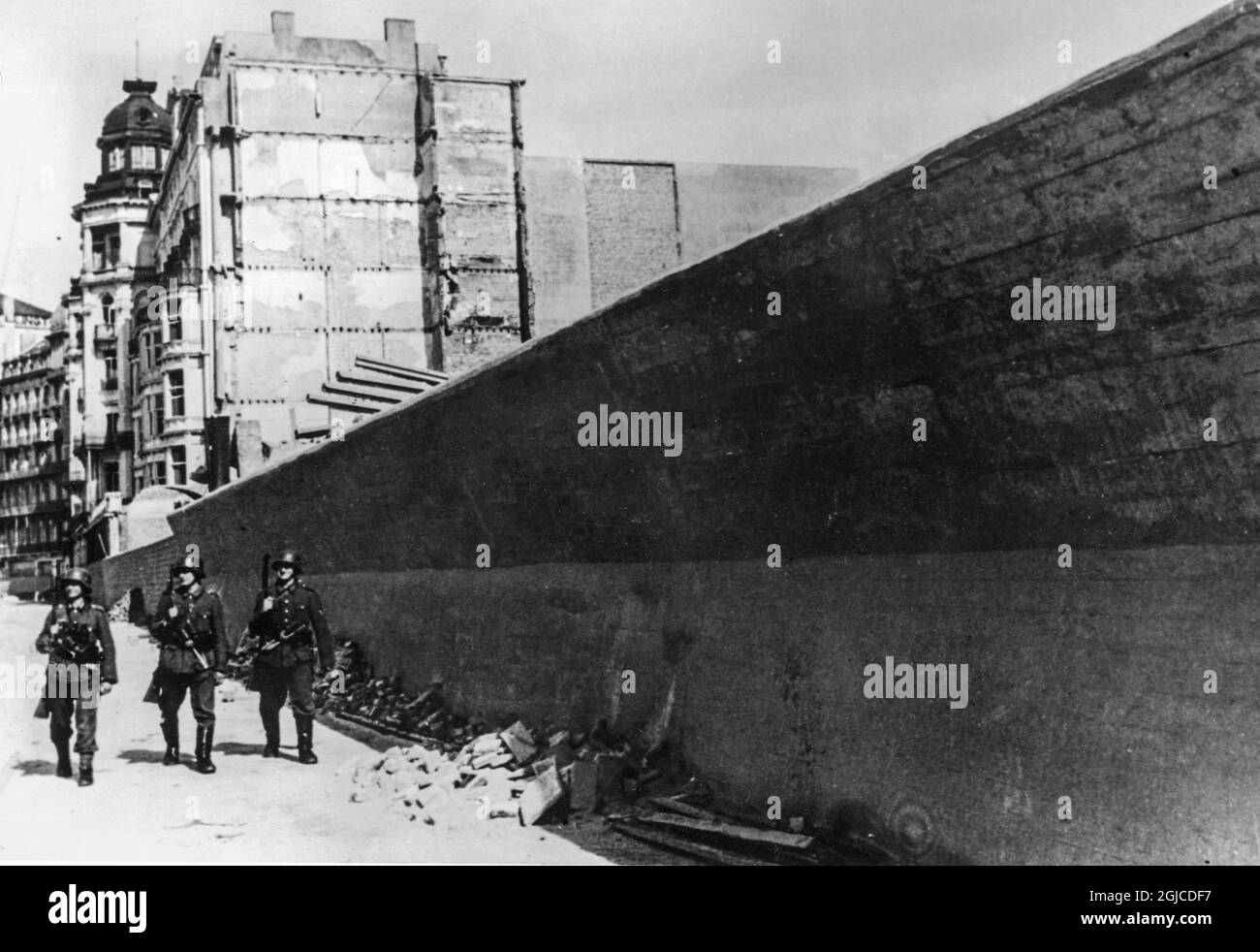 BRITISH CHANNEL, FRANCE 1943-05 Soldiers along fortifications of the ...