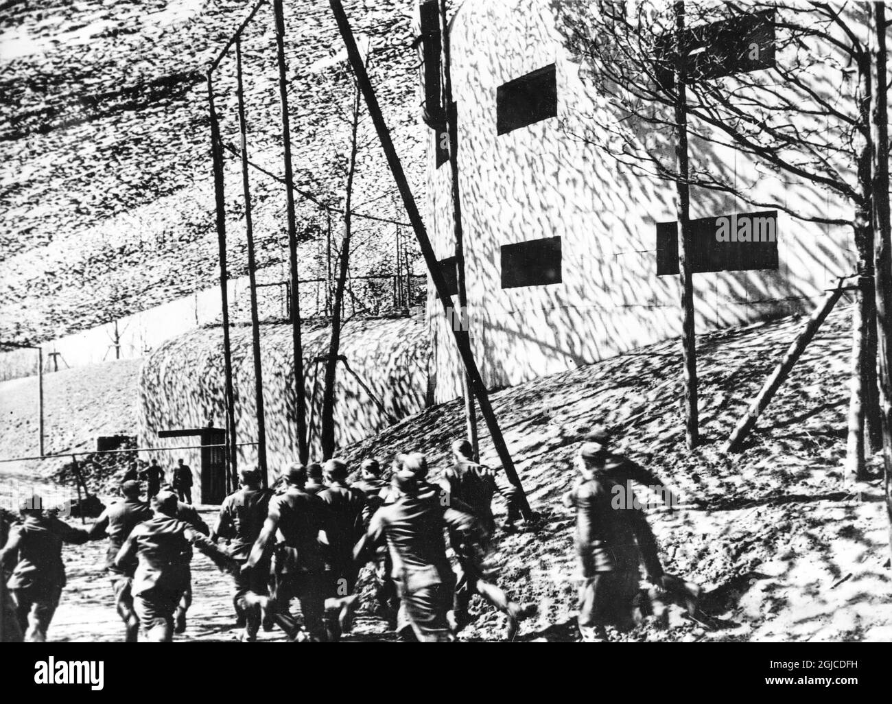 ATLANTIC COAST, FRANCE 1943-04-12 Soldiers run to their post at a shore ...
