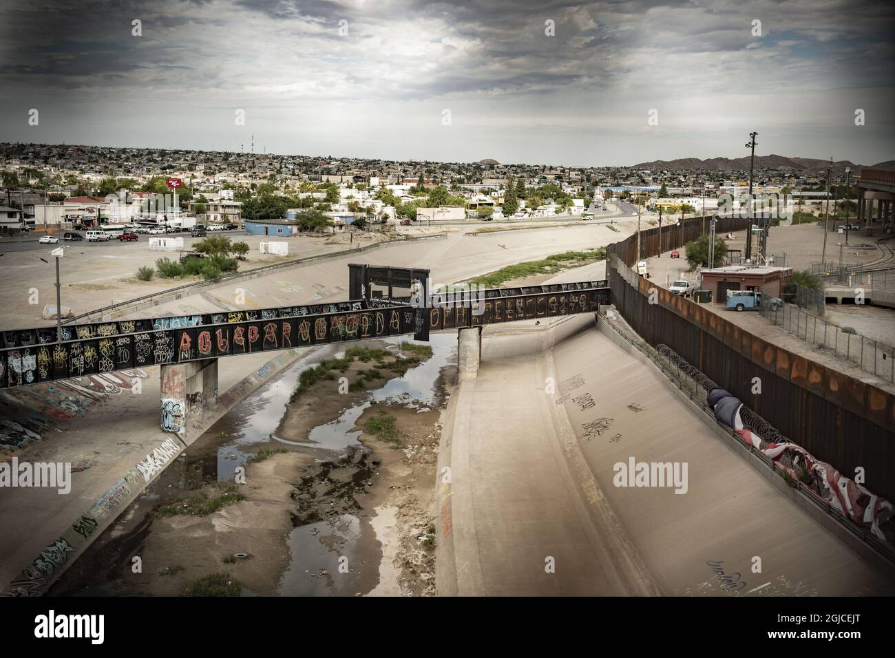 EL PASO 2019-08-09 The border between USA and Mexico. The bridge ...