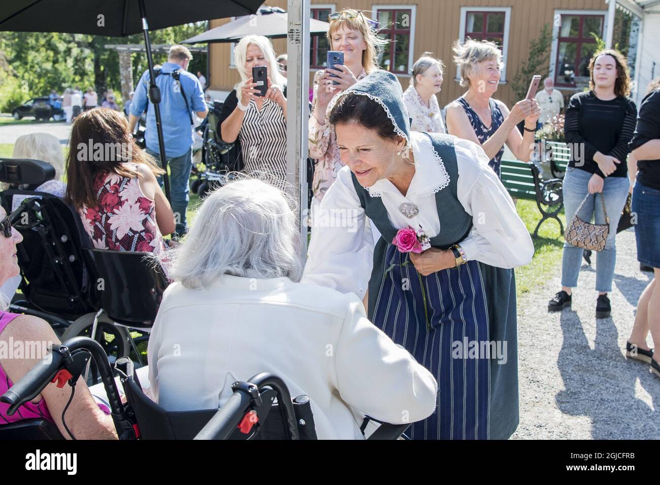 Greta Hammar celebrated her 94th birthday and received a rose from ...