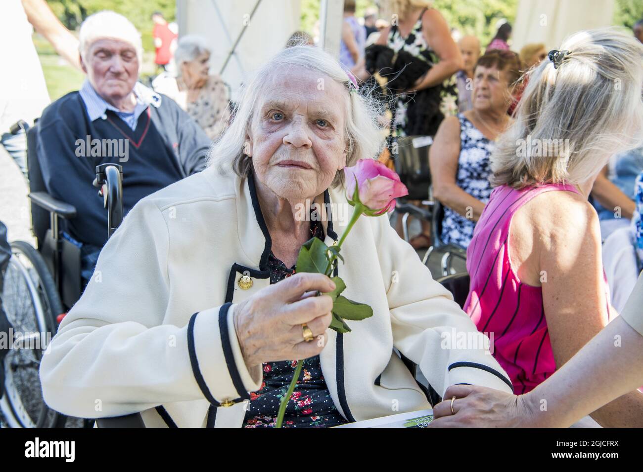 Greta Hammar celebrated her 94th birthday and received a rose from ...