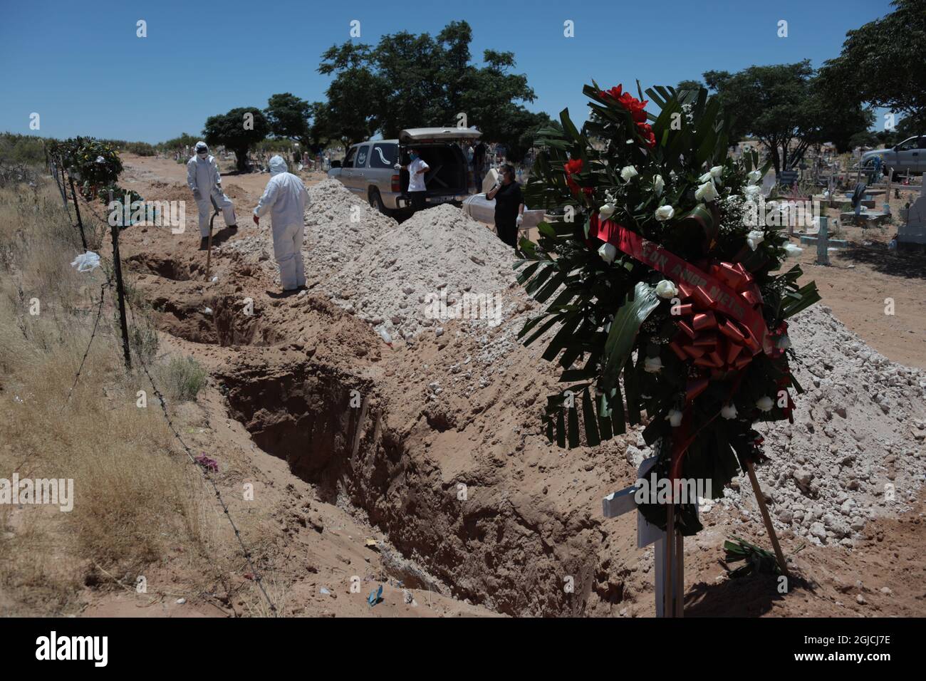 In Mexico, the burials of people who died from covid 19 were carried ...