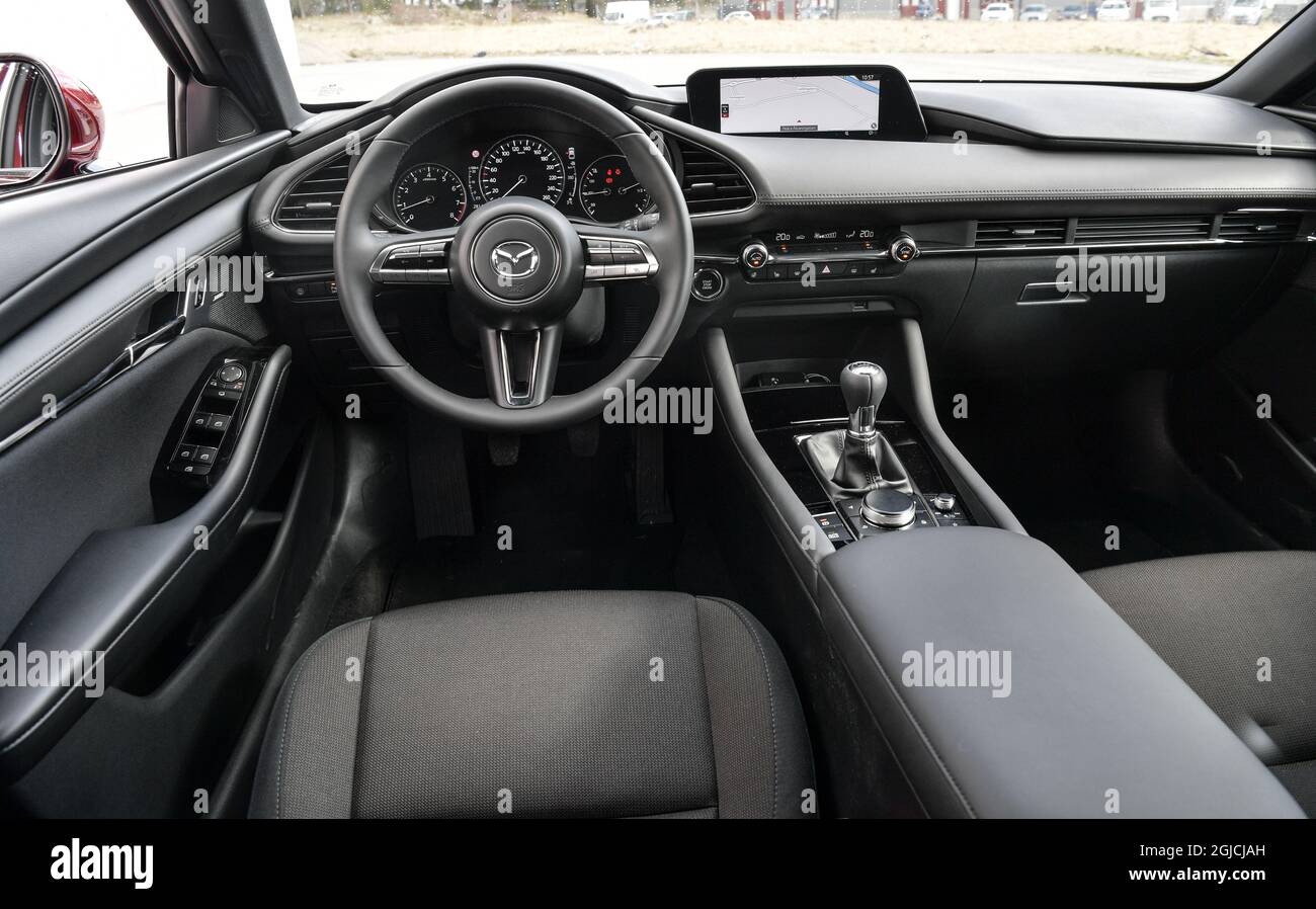 Mazda 3 2.0 Skyactiv-G Cosmo, street road vehicle traffic communication ...