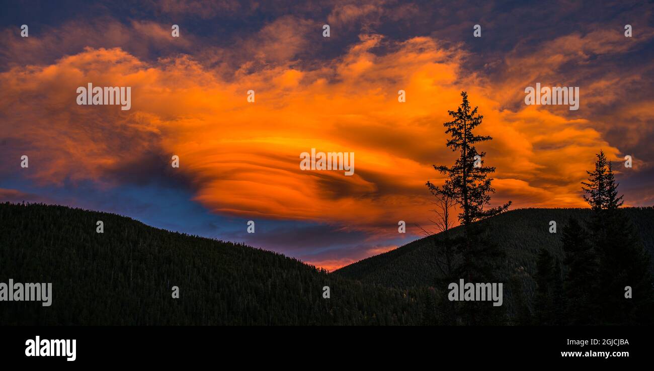 Standing lenticular cloud hi-res stock photography and images - Alamy