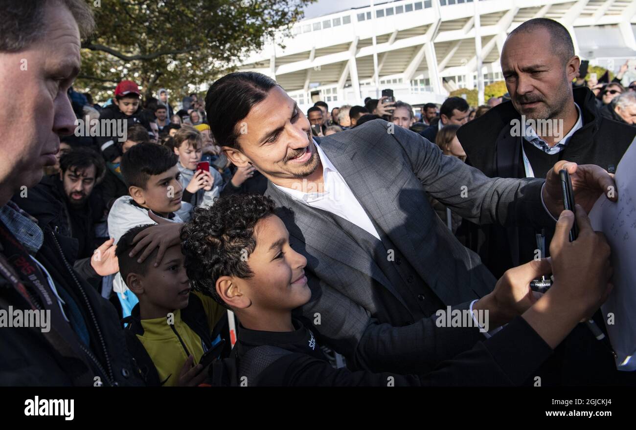 Swedish soccer star Zlatan Ibrahimovic (C) meet fans during the ...