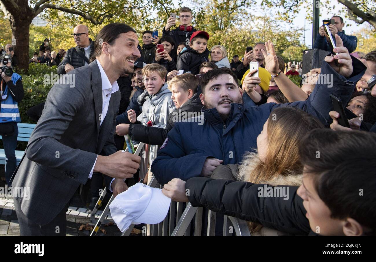 MALMO 20191008 Zlatan Ibrahimovic skriver autografer efter avtackningen ...