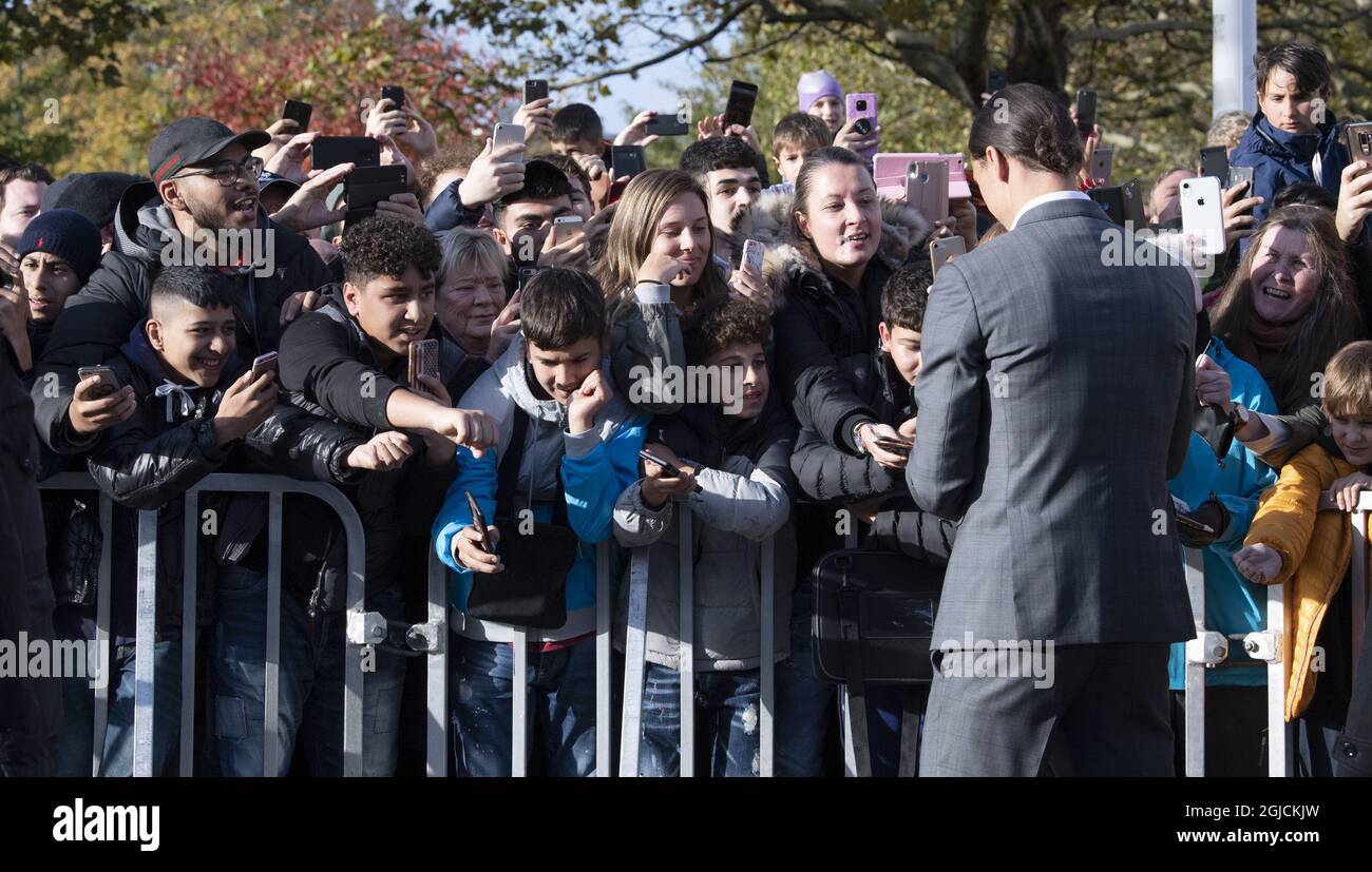 Swedish soccer star Zlatan Ibrahimovic signs autographs during the ...