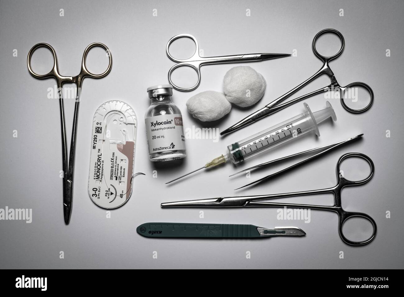 surgery instrument Scalpels, forceps, scissors, retractors, and clamps ...